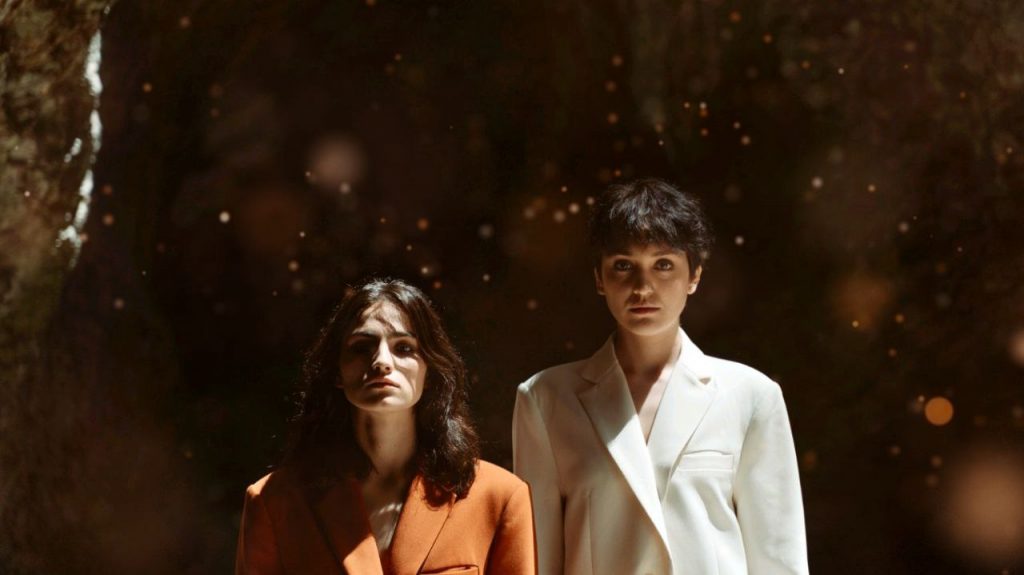 How to Overlay Pictures Easily and Instantly - LightX App